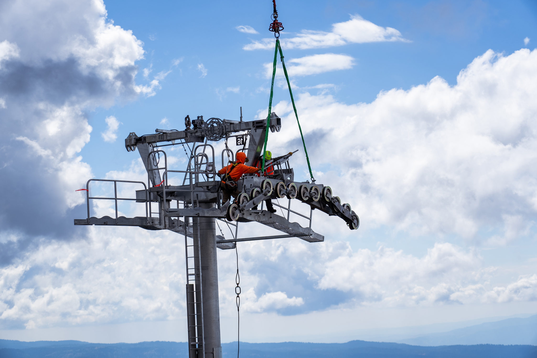 WATCH: Blackhawk Helicopter Airlifts New Centennial Chairlift Towers ...