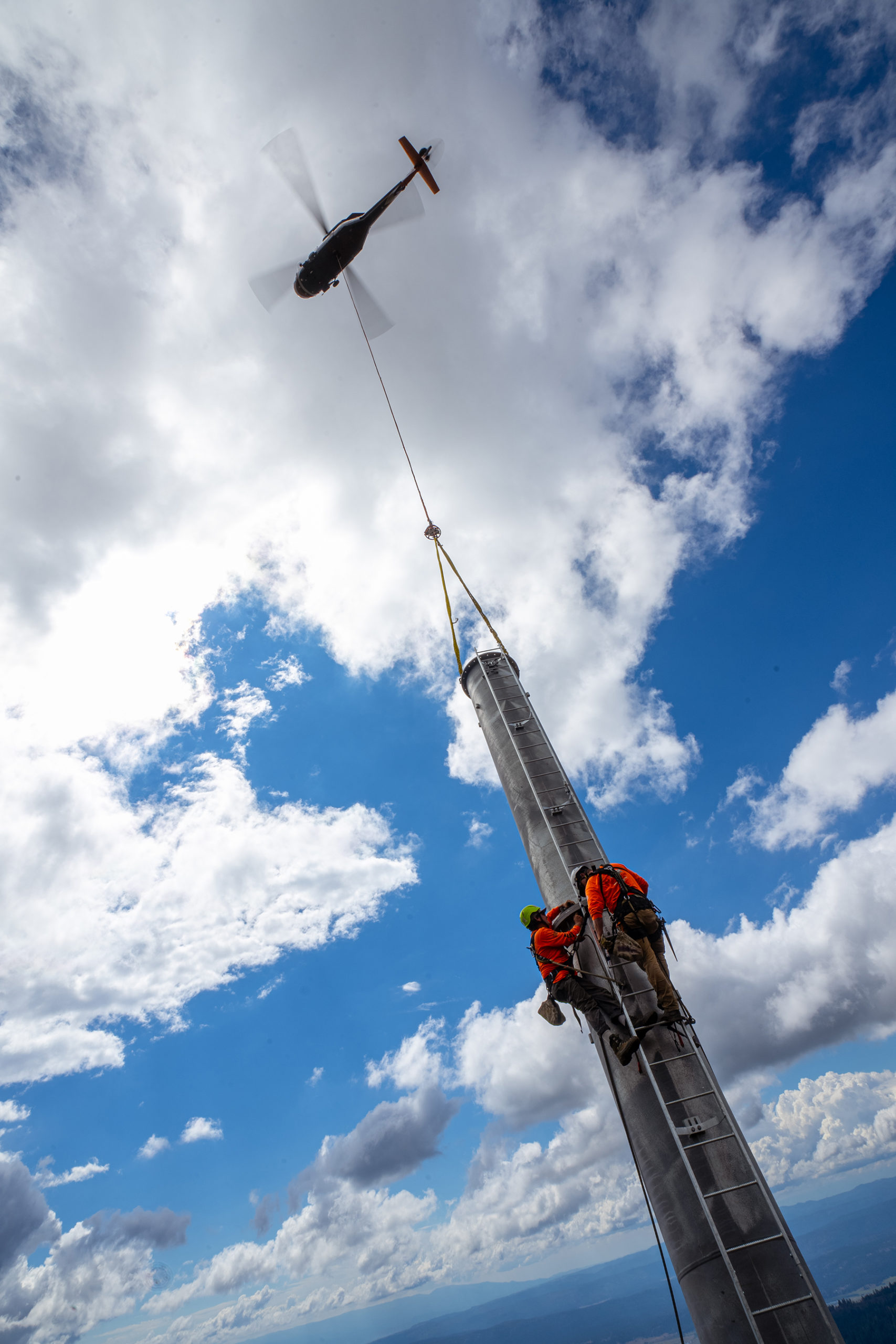WATCH: Blackhawk Helicopter Airlifts New Centennial Chairlift Towers ...